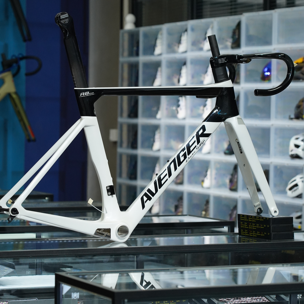 Avenger R8 Pearl white – Avenger Carbon Bike